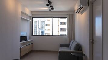 Apartamento | Sala de estar | Televisor