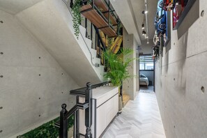 Quarto casal superluxo | Área de estar | TV LCD 65 polegadas com canais digitais, Netflix, serviços de streaming