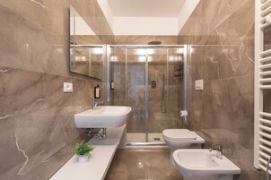Quarto Quádruplo Familiar, varanda, vista para o pátio | Casa de banho | Um polibã, um chuveiro fixo, artigos de higiene pessoal grátis 