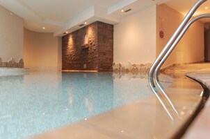 Banheira de hidromassagem interior