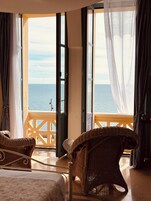 Quarto Quádruplo Superior, casa de banho anexa, vista para o mar | Cofre no quarto, secretária, berços/camas para crianças, Wi-fi grátis 