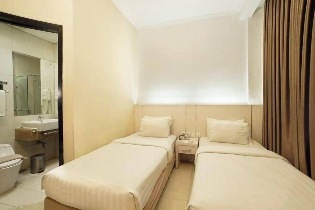 Minibar, cofre com capacidade para portátil, secretária, Wi-fi grátis