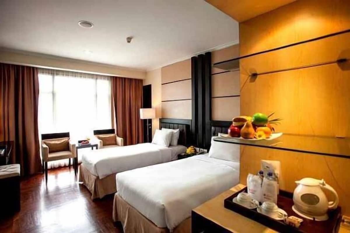 Minibar, cofre com capacidade para portátil, secretária, Wi-fi grátis