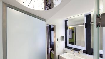 Quarto luxo | Banheiro | Chuveiro, produtos de toalete de grife, secador de cabelo