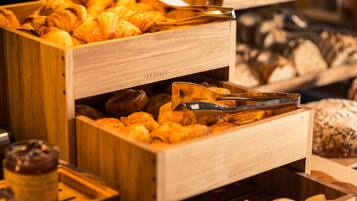 Café da manhã com buffet todos os dias (EUR 24 por pessoa)