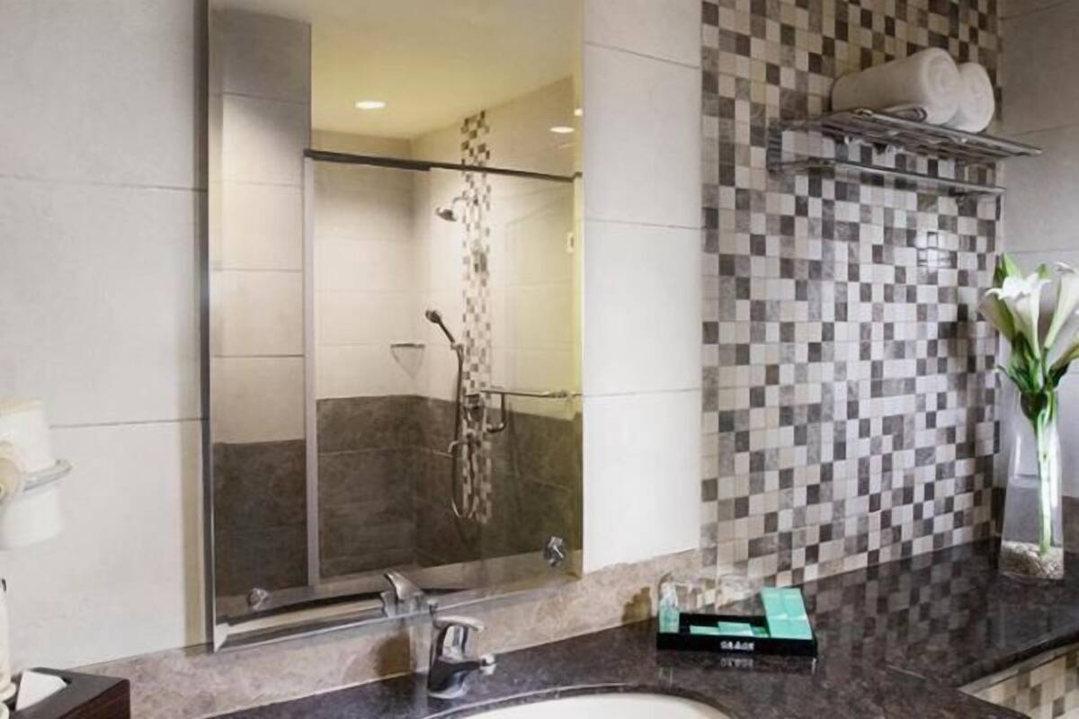 Banheiro | Chuveiro, ducha de hidromassagem, produtos de toalete grátis, chinelos