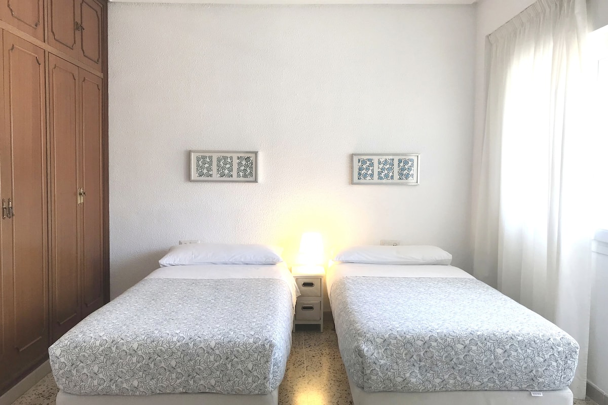 Apartamento família, 6 quartos | Ferros/tábuas de passar roupa, berços (sobretaxa), Wi-Fi de cortesia
