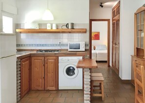 Geladeira grande, micro-ondas, cooktop