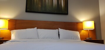 Quarto Familiar, 1 cama king-size | Secretária, secretária adequada para computadores portáteis 