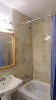 Quarto Económico, 2 camas de casal | Casa de banho | Artigos de higiene pessoal grátis, um secador de cabelo 