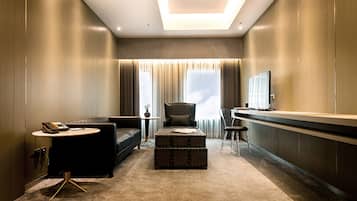 Suíte standard | Área de estar | TV LED 42 polegadas com canais digitais, TV