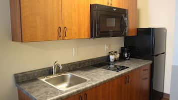 Geladeira grande, micro-ondas, cooktop, cafeteira/chaleira