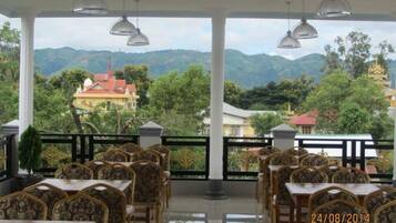 Cozinha chinesa, com espaço para refeições ao ar livre