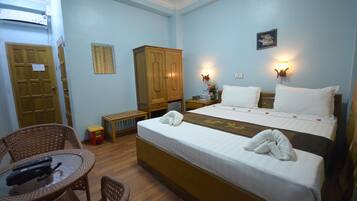 Cofre no quarto, cortinas/cortinados opacos, ferro/tábua de engomar