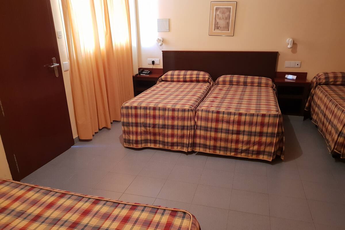 Quarto Quádruplo Familiar (2 adults and 2 children) | Minibar, secretária, cortinas/cortinados opacos, Wi-fi grátis
