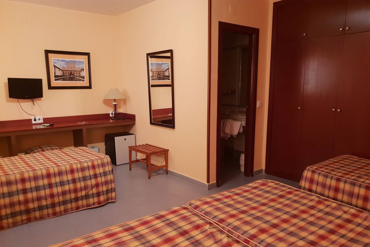 Quarto Quádruplo Standard | Minibar, secretária, cortinas/cortinados opacos, Wi-fi grátis