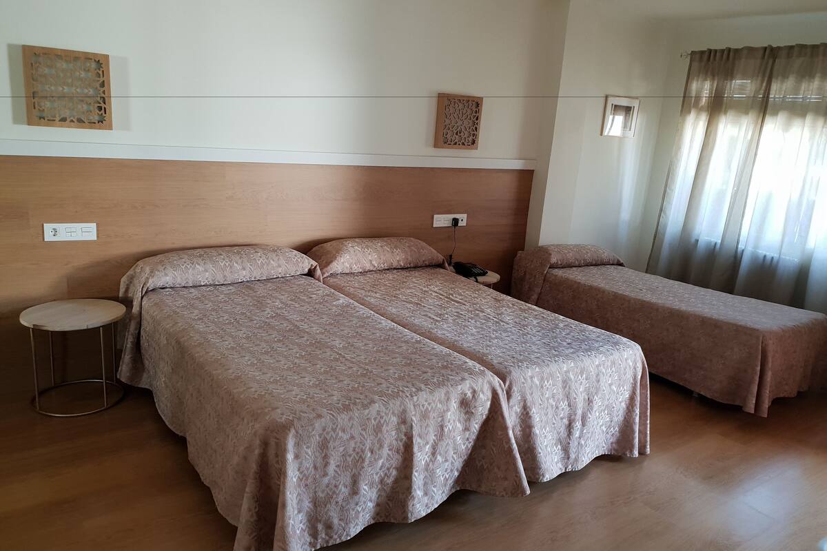 Quarto Triplo Comfort | Minibar, secretária, cortinas/cortinados opacos, Wi-fi grátis 