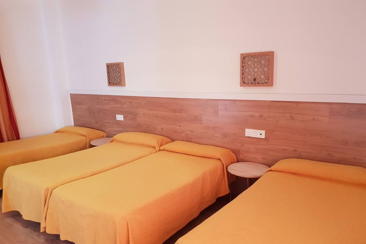 Quarto Quádruplo Comfort | Minibar, secretária, cortinas/cortinados opacos, Wi-fi grátis 