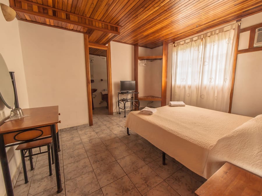 Quarto Duplo Standard, 1 cama de casal | Cofre no quarto, Wi-fi grátis, roupa de cama fornecida