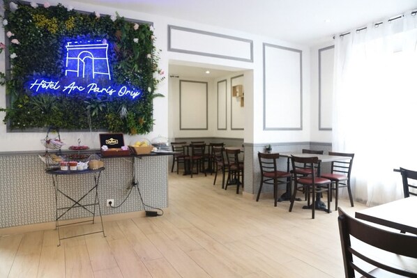 Pequeno-almoço tipo buffet diário (10 EUR por pessoa) 