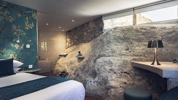 Quarto (TROGLODYTE, CASTLE VIEW) | Sala de estar | Televisor de ecrã plano de 24 polegadas com canais digitais, televisor
