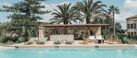 Piscina externa sazonal, funciona das 8h30 às 20h, espreguiçadeiras