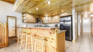 Eagle's Lookout | Cozinha privada | Um frigorífico/congelador grande, um micro-ondas, um forno