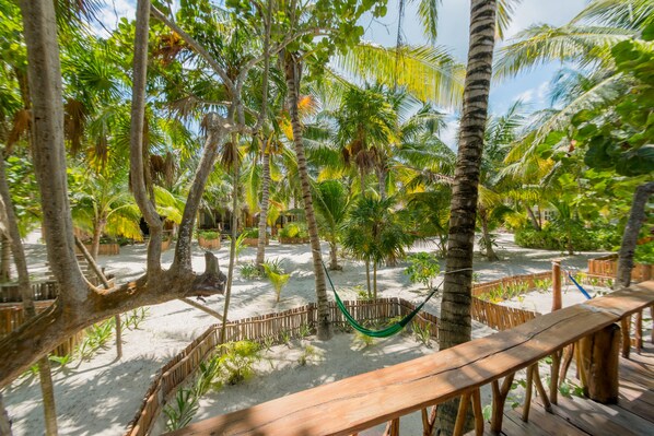 Quarto, vista parcial para o oceano (1 King Bed) | Vista do quarto