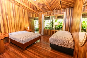 Rustic Room | Edredões de penas, roupa de cama fornecida 