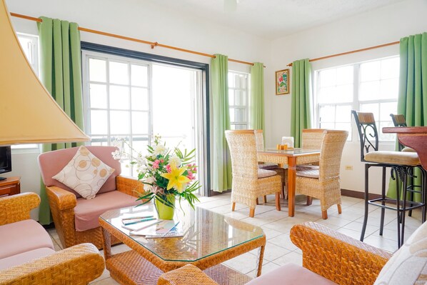 Apartamento, 2 quartos, vista para o oceano | Área de estar | TV de tela plana