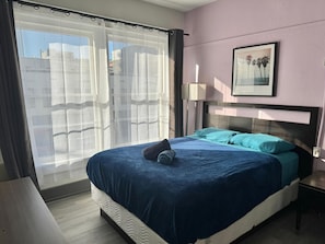 Quarto casal econômico, banheiro compartilhado (Private Room) | Ferros/tábuas de passar roupa, Wi-Fi de cortesia, roupa de cama