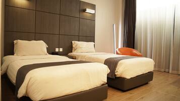 Quarto Twin Deluxe | 1 quarto, minibar, cofre no quarto, secretária