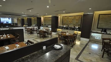 Café da manhã, almoço e jantar; culinária internacional
