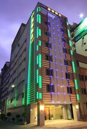 Fachada da propriedade à noite