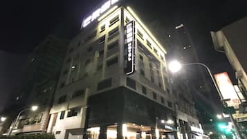 Fachada da propriedade à noite