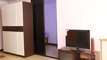 Quarto família | Escrivaninha, ferros/tábuas de passar roupa