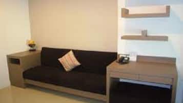 Quarto standard | Área de estar | TV LCD 24 polegadas com canais a cabo, TV