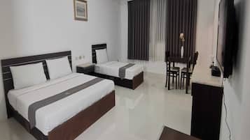 Quarto Triplo Deluxe | Cofre no quarto, secretária, cortinas/cortinados opacos, Wi-fi grátis