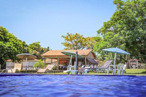 2 piscinas externas, guarda-sóis, espreguiçadeiras