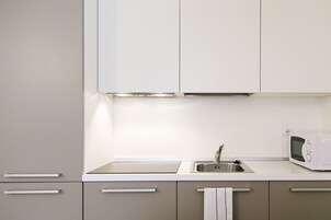 Estúdio, cozinha | Kitchenette privada | Um frigorífico (a pedido), um micro-ondas (a pedido) 