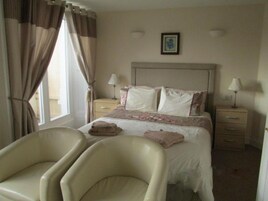 Quarto Duplo Standard | Cortinas/cortinados opacos, ferro/tábua de engomar, Wi-fi grátis 