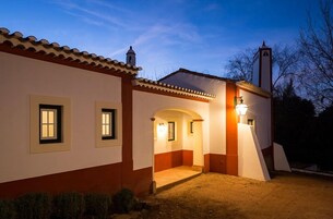 Fachada do alojamento (tarde/noite)