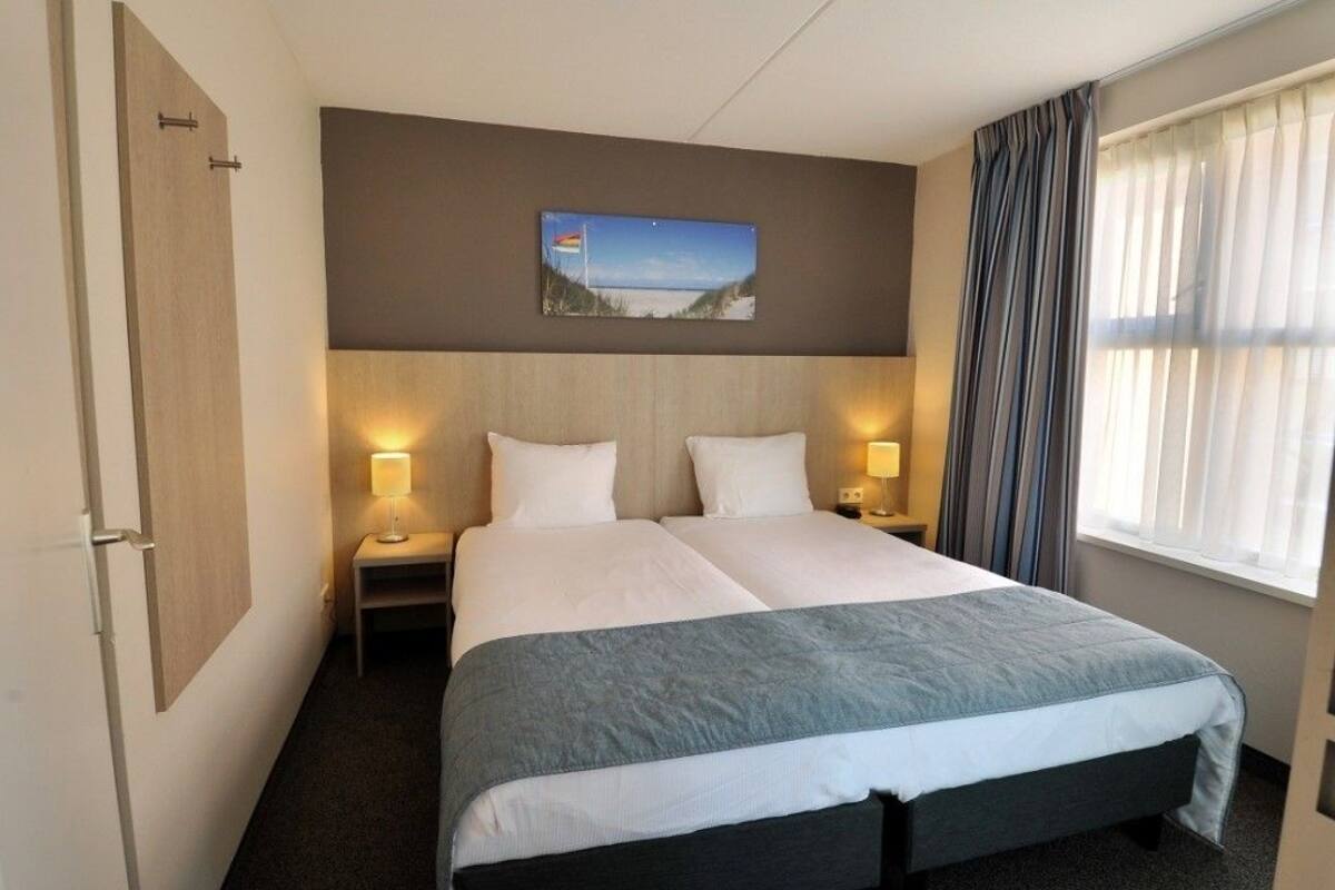 Quarto Superior, 2 camas individuais, varanda | Roupa de alta qualidade, cofre no quarto, secretária 