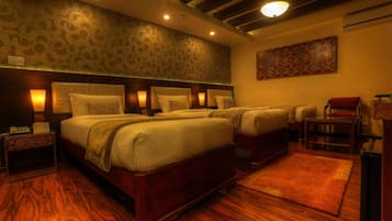 Quarto Triplo Premium | Roupa de alta qualidade, cofre no quarto, secretária