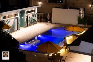 Piscina exterior, guarda-sóis, espreguiçadeiras