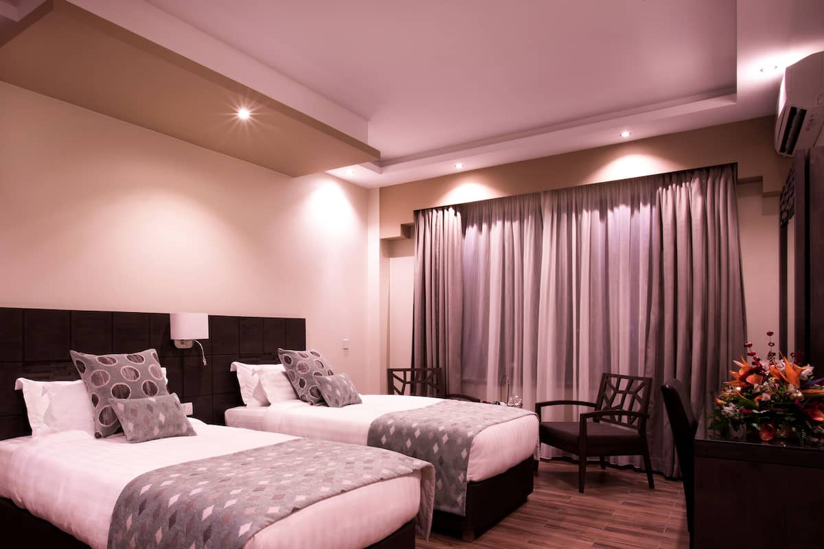 Two Bedroom Executive Suite | Roupa de alta qualidade, cofre no quarto, secretária 
