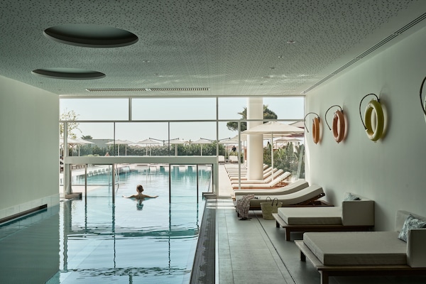 Piscina interna, 2 piscinas externas, guarda-sóis, espreguiçadeiras