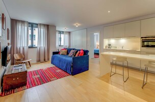 Apartamento, 2 Quartos (2 Casas-de-Banho) | Roupas de cama premium, cofres nos quartos
