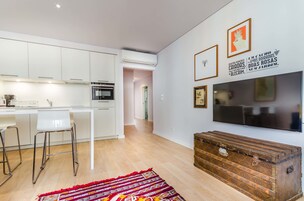 Apartamento, 2 Quartos (2 Casas-de-Banho) | Sala | Televisor de ecrã plano de 43 polegadas com canais por cabo, televisor 