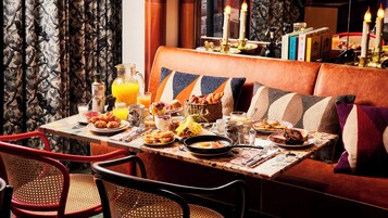 Pequeno-almoço tipo buffet diário mediante uma taxa 